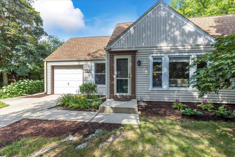 1365 Post Rd, Brookfield, WI 53005 | MLS# 1801154 | @properties SE ...