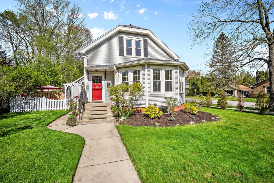 500 Lake Dr, South Milwaukee, WI 53172 | MLS# 1835812 | @properties SE ...