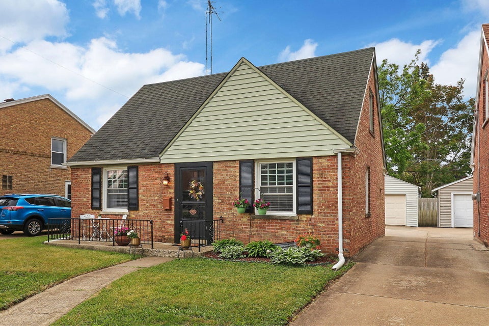 2405 Gillen St, Racine, WI 53403 | MLS# 1838708 | @properties SE Wisconsin