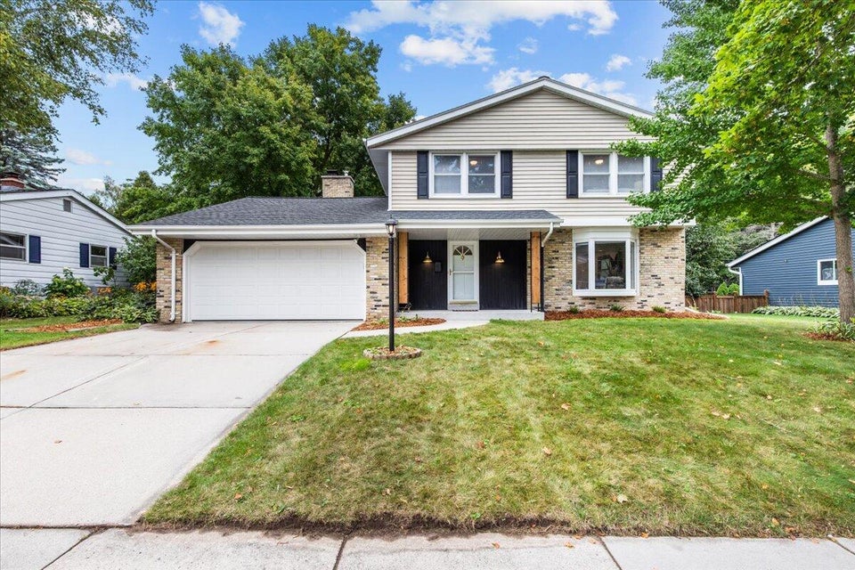 W52N764 Windsor Dr, Cedarburg, WI 53012 | MLS# 1850105 | @properties SE ...