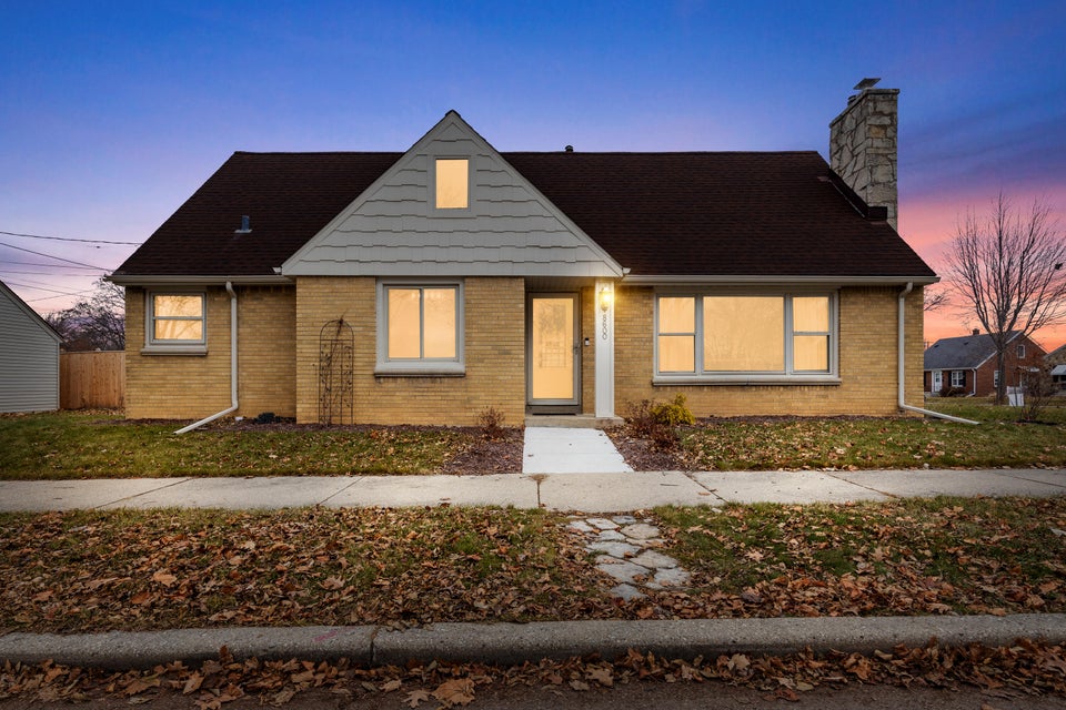 8600 W Chambers St, Milwaukee, WI 53222 | MLS# 1858156 | @properties SE ...