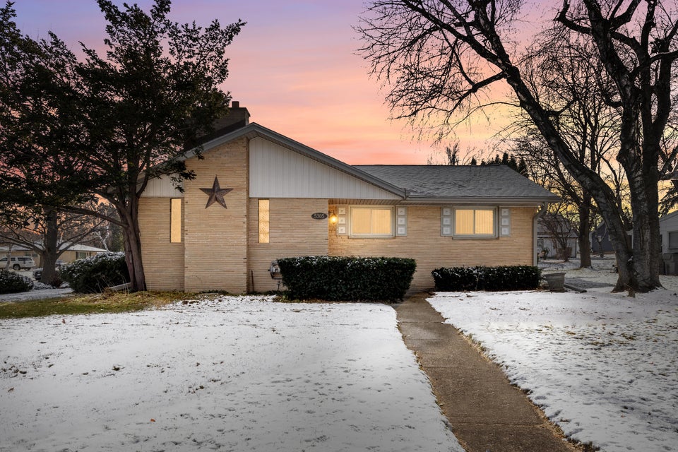 5305 W Calumet Rd, Milwaukee, WI 53223 | MLS# 1858856 | @properties SE ...