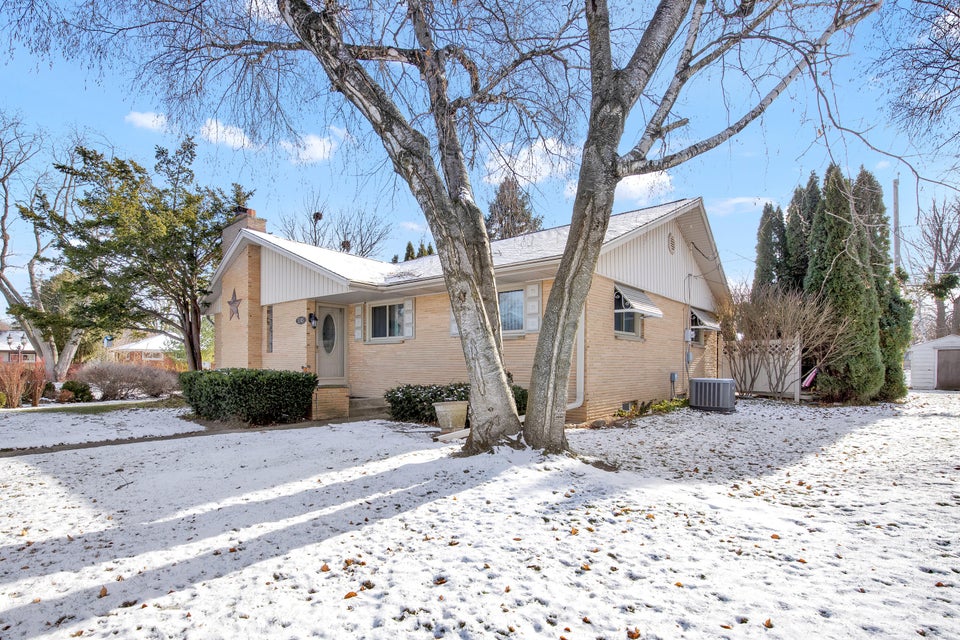 5305 W Calumet Rd, Milwaukee, WI 53223 | MLS# 1858856 | @properties SE ...