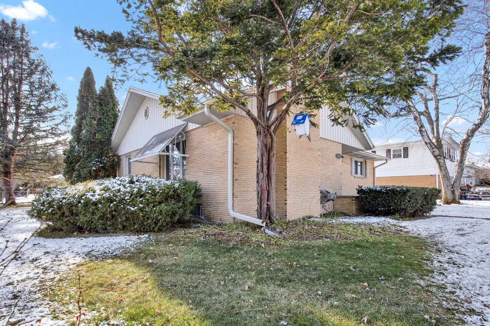 5305 W Calumet Rd, Milwaukee, WI 53223 | MLS# 1858856 | @properties SE ...