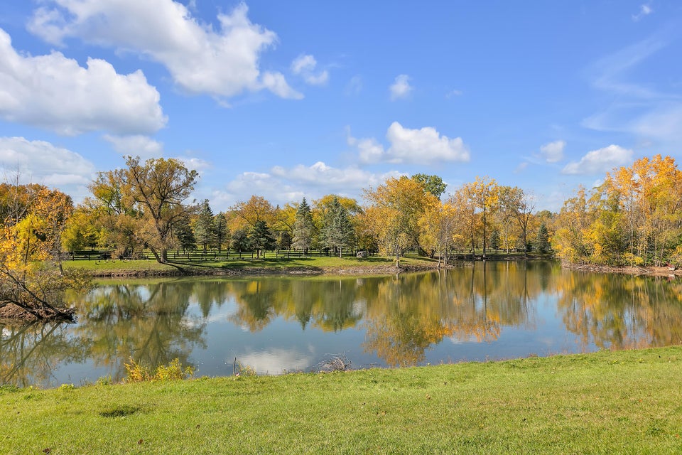 2707 W Cassel Ln, Mequon, WI 53092 | MLS# 1859350 | @properties SE ...