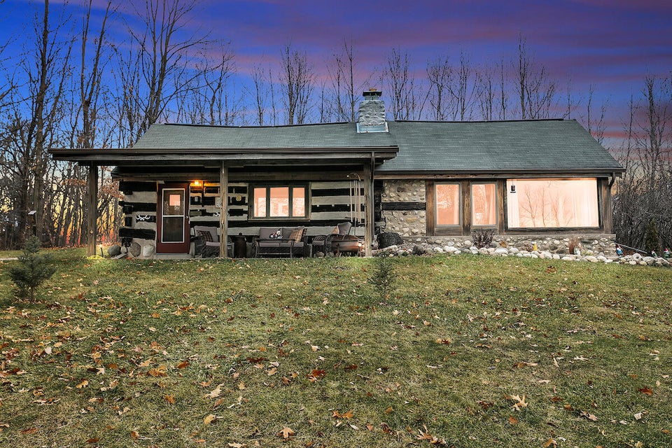 1390 St Augustine Rd, Hubertus, WI 53033 | MLS# 1859494 | @properties ...