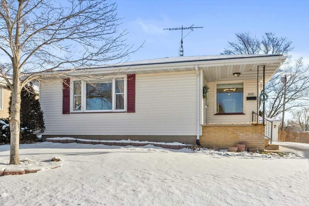 5641 Pershing Blvd, Kenosha, WI 53144 | MLS# 1862294 | @properties SE ...