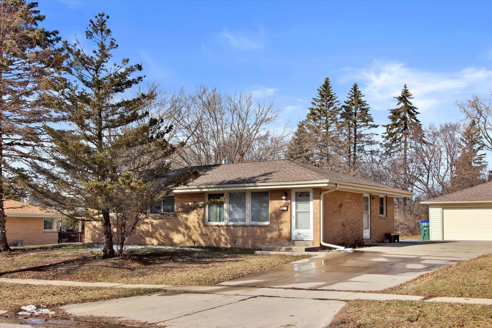 6514 Manchester Dr, Greendale, WI 53129 | MLS# 1865130 | @properties SE ...