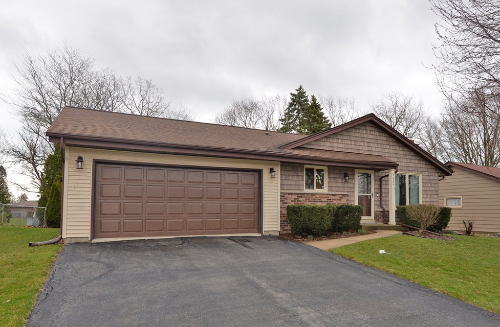 3327 Southwood Dr, Racine, WI 53406 | MLS# 1869030 | @properties SE ...