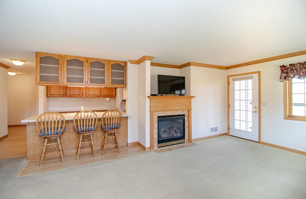 251 Oconomowoc Pkwy, Oconomowoc, WI 53066 | MLS# 1872198 | @properties ...