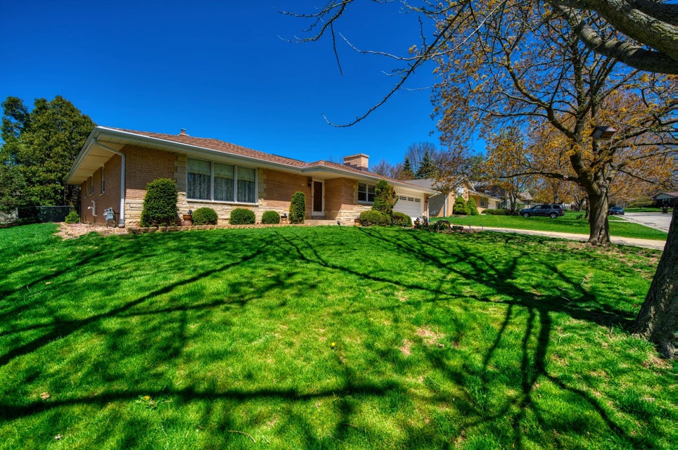 4595 S Raven Ln, New Berlin, WI 53151 | MLS# 1872795 | @properties SE ...