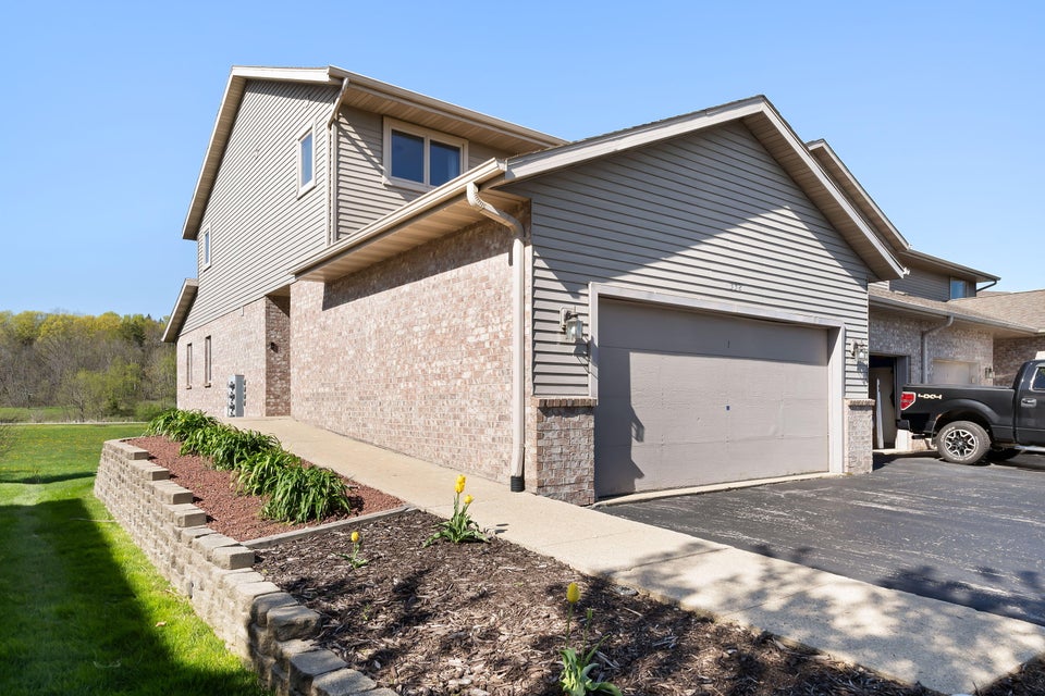 332 Scenic Ct #1, Slinger, WI 53086 | MLS# 1874065 | @properties SE ...