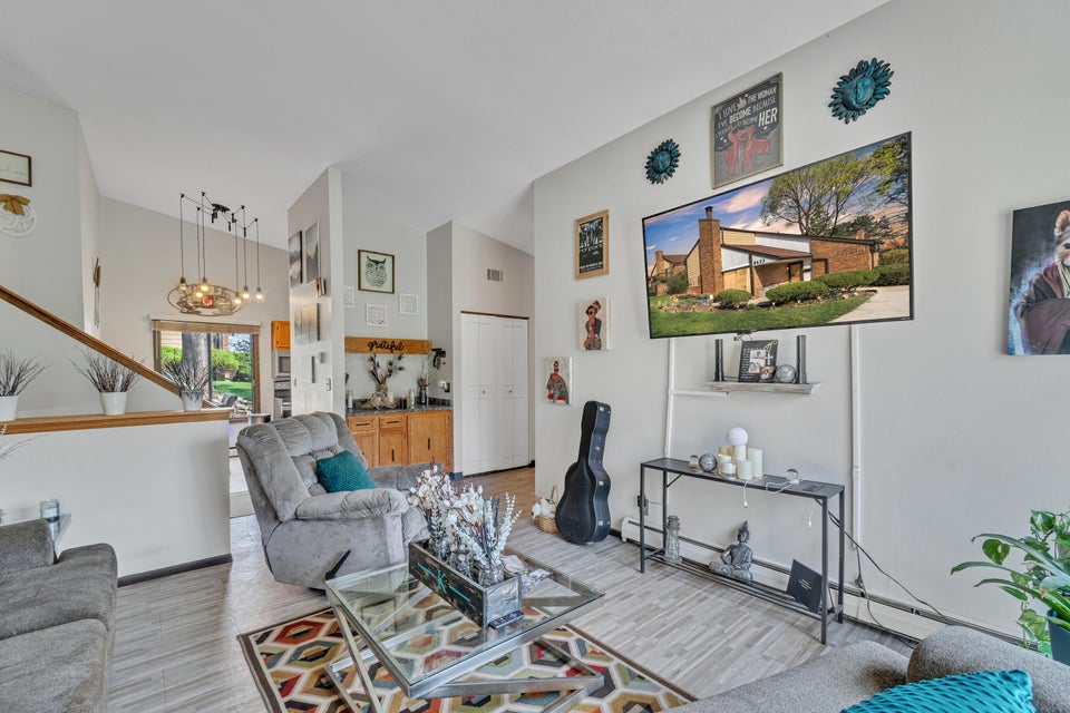 8623 N Servite Dr, Milwaukee, WI 53223 | MLS# 1874656 | @properties SE ...