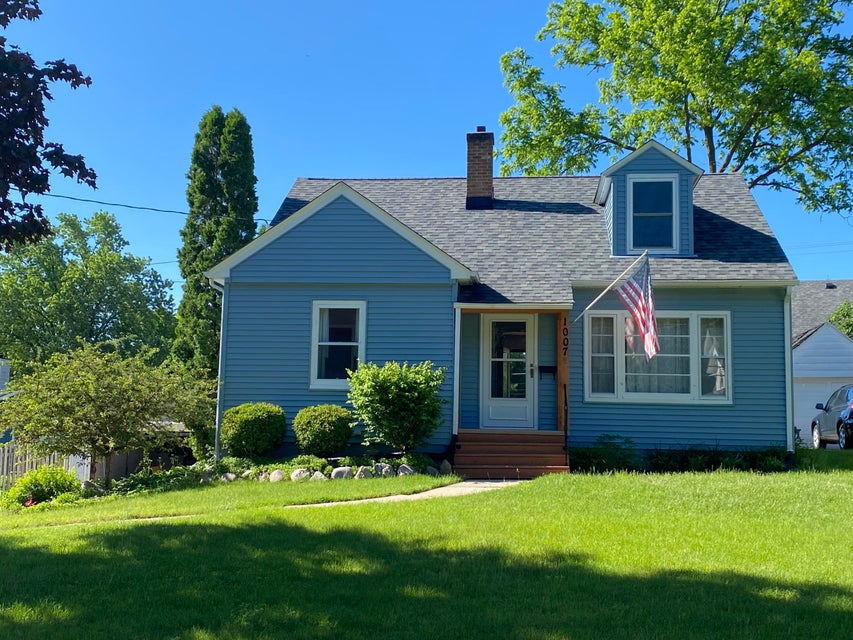 1007 Lisbon Ave, Hartland, WI 53029 | MLS# 1876974 | @properties SE ...
