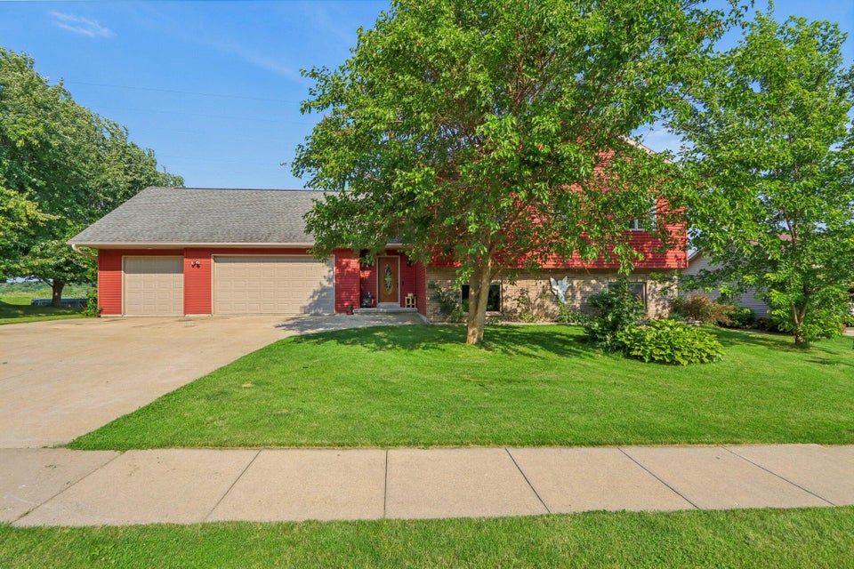 255 Jennifer Ln, Fall River, WI 53932 | MLS# 1880294 | @properties SE ...