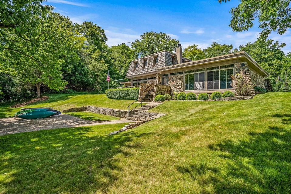 6142 N State Road 83, Hartland, WI 53029 | MLS# 1880401 | @properties ...