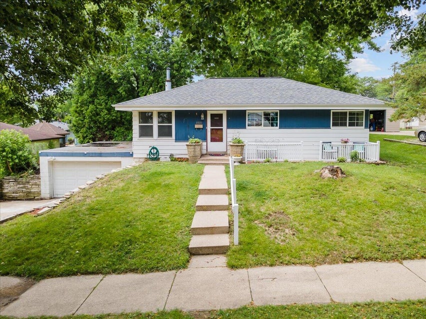 1530 Victoria Dr, Waukesha, WI 53189 | MLS# 1881245 | @properties SE ...