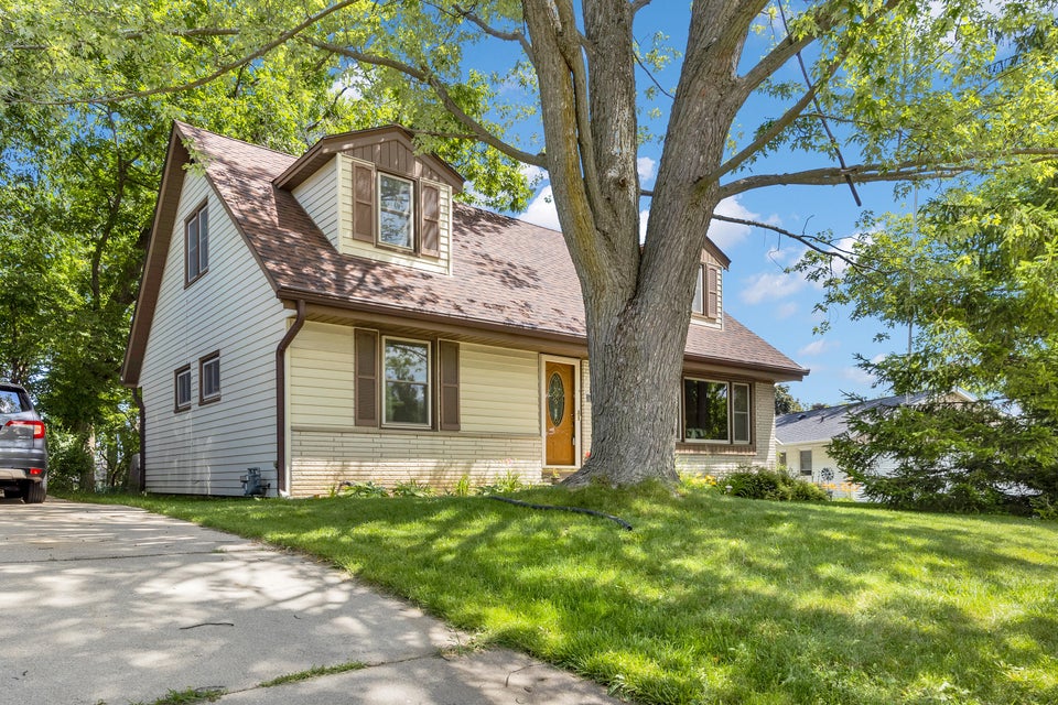 3612 W Allerton Ave, Greenfield, WI 53221 | MLS# 1881349 | @properties ...