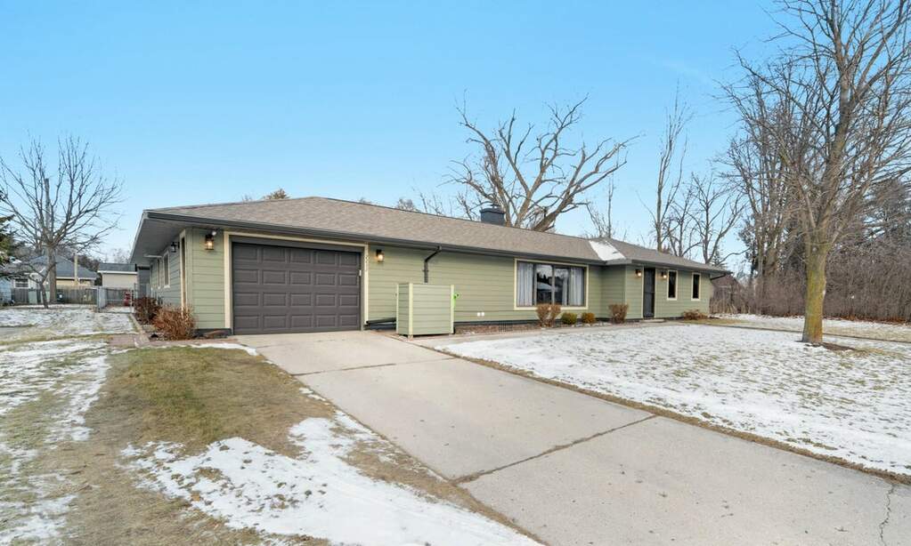 2232 Illinois Ave, New Holstein, WI 53061 | MLS# 1903366 | @properties ...
