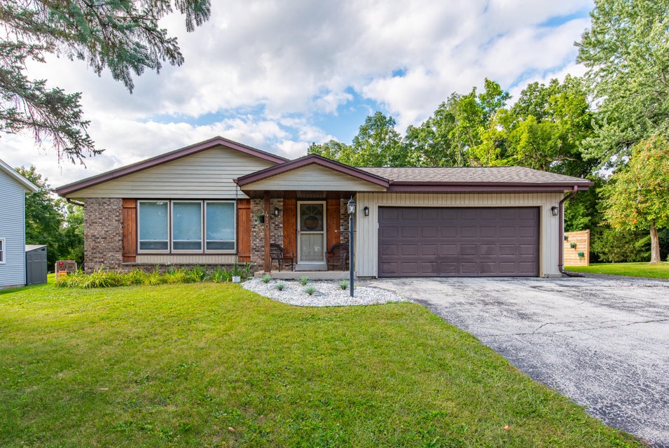 410 Hartwood Ln, Hartland, WI 53029 | MLS# 1933794 | @properties SE ...