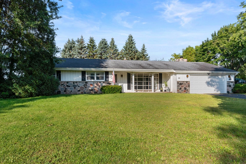 4607 Hillcrest Pkwy, Slinger, WI 53086 | MLS# 1935656 | @properties SE ...