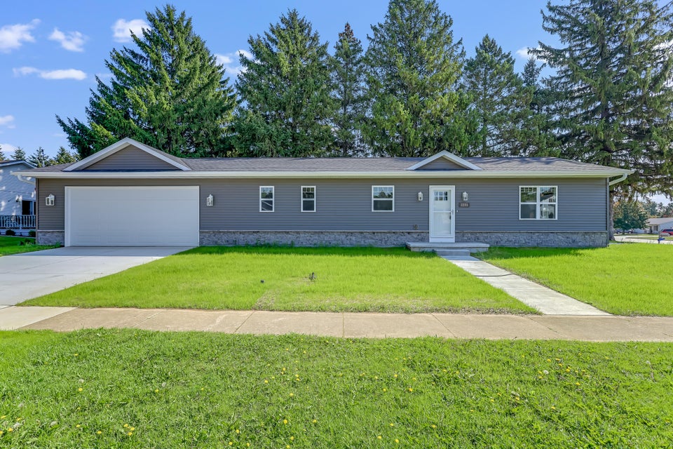 2205 Kellner St, Manitowoc, WI 54220 | MLS# 1936671 | @properties SE ...