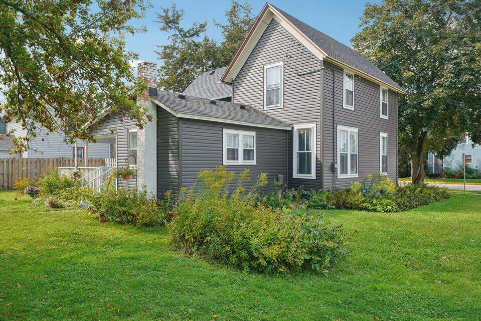 328 Sumner St, Genoa City, WI 53128 | MLS# 1936721 | @properties SE ...