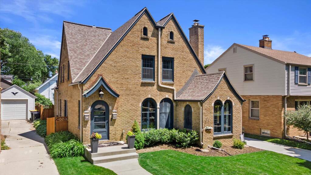 2648 Lefeber Ave, Wauwatosa, WI 53213 | MLS# 1963137 | @properties SE ...