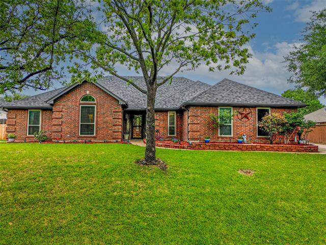 420 Flagstone Drive, Burleson, TX 76028 | MLS# 20582458 | @properties ...