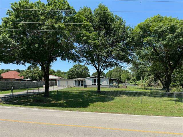 1033 W Lake Drive, Weatherford, TX 76087 | MLS# 20630693 | @properties ...