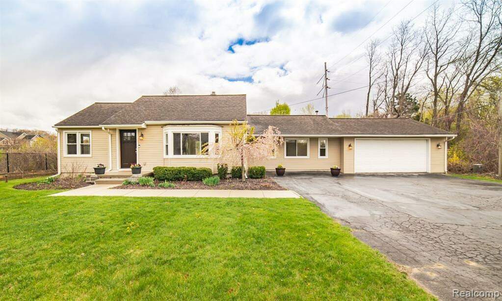 9003 Elizabeth Lake Road, White Lake Twp, MI 48386 | MLS# 20230032367 ...