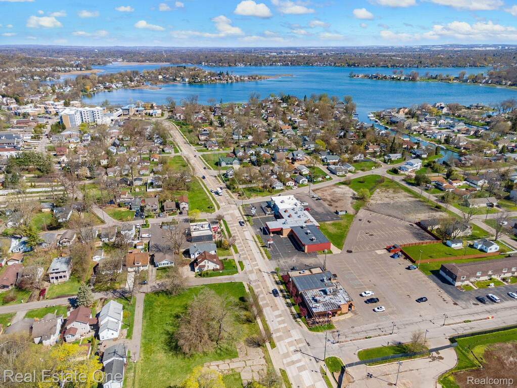 1985 Cass Lake Road, Keego Harbor, MI 48320 | MLS# 20240025248 ...