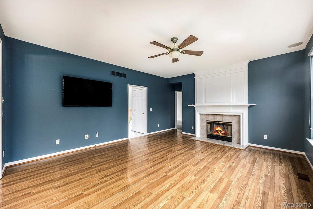 49620 Dunhill Drive, Macomb, MI 48044 | MLS# 20251037451 | @properties ...