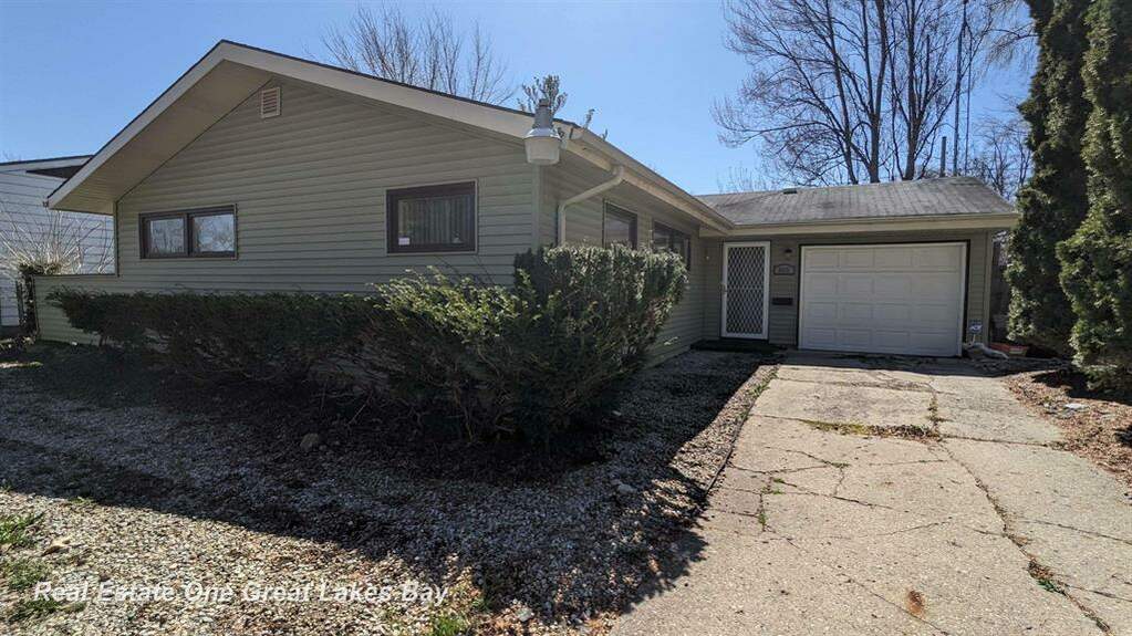 2512 Wesley, Saginaw, MI 48601 | MLS# 61050138617 | @properties SE Michigan