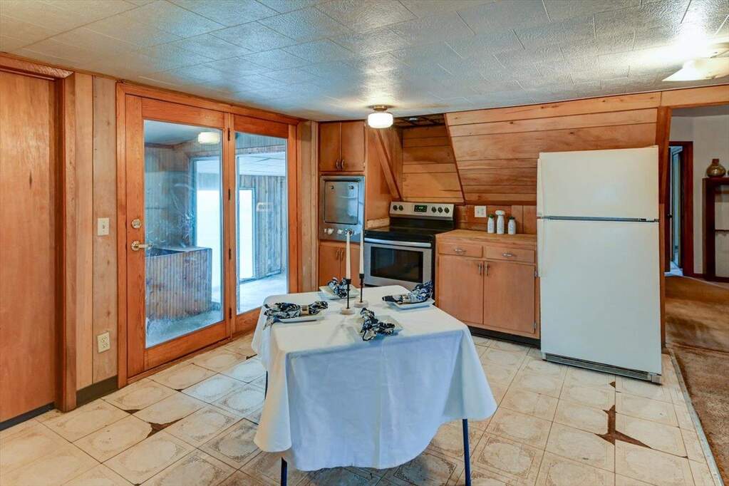 3647 Old Stage Road, Brooklyn, WI 53521 | MLS# 1969560 | @properties SE ...