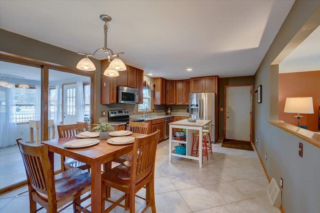 811 Jerico Lane, Sun Prairie, WI 53590 | MLS# 1971205 | @properties SE ...
