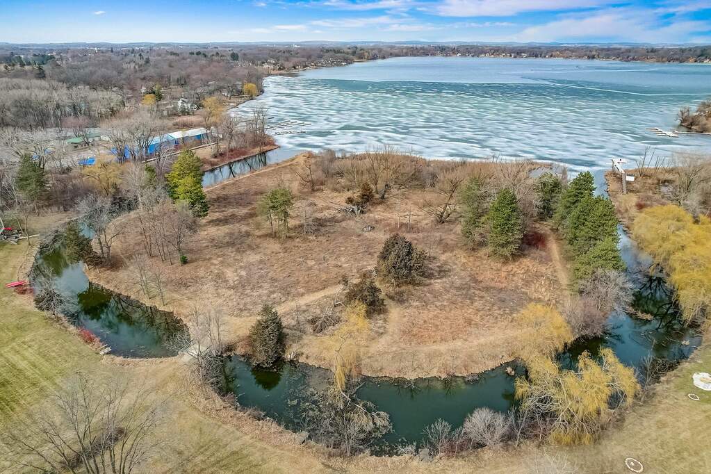 N4059 Majestic Circle, Cambridge, WI 53523 | MLS# 1971827 | @properties ...