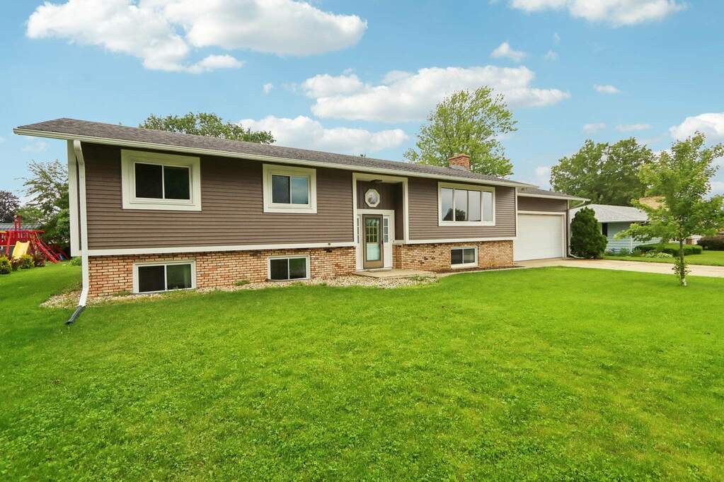 208 Golf View Drive, Mount Horeb, WI 53572 | MLS# 1975029 | @properties ...