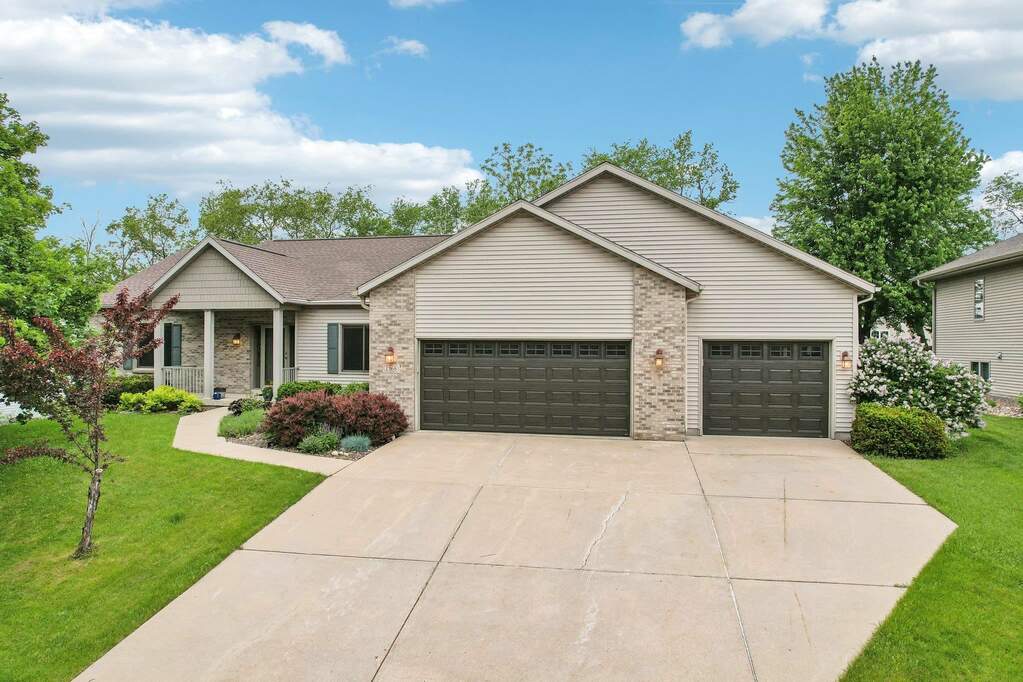 2368 Stonehaven Drive, Sun Prairie, WI 53590 | MLS# 1978153 ...