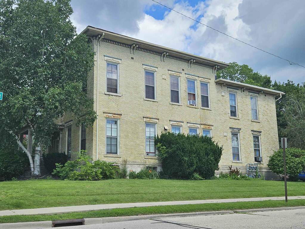 302 St Lawrence Avenue, Janesville, WI 53545 | MLS# 1980916 ...