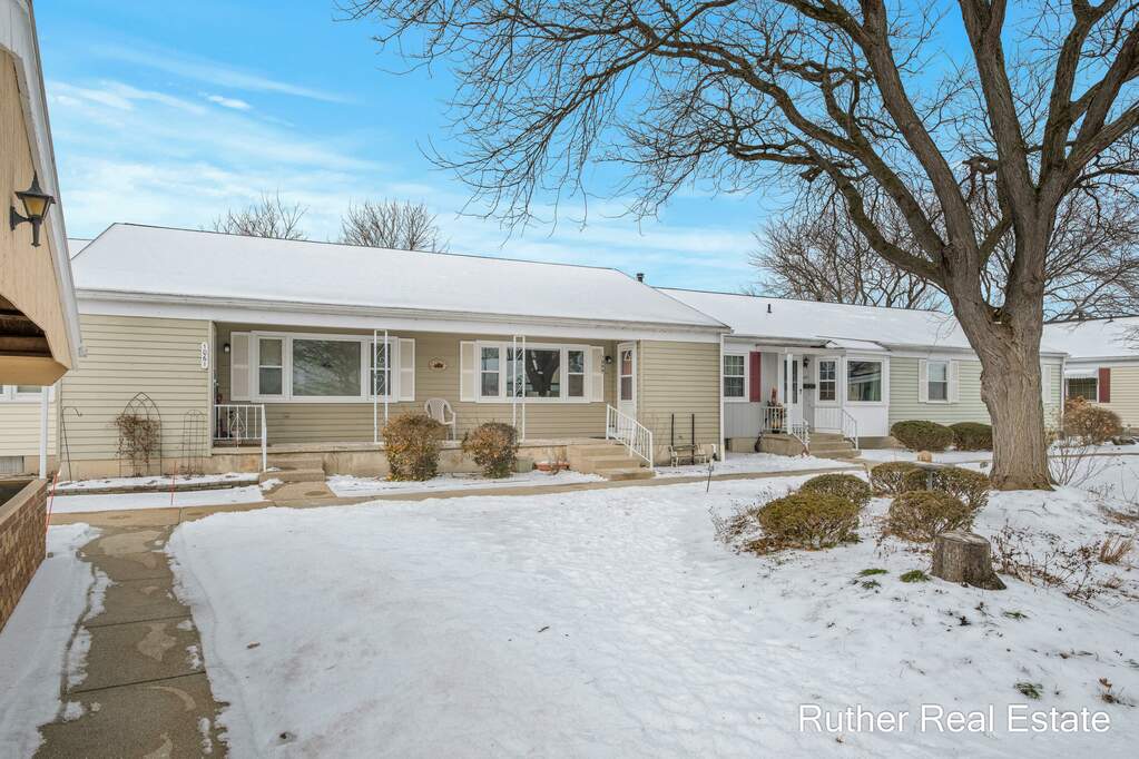 1059 Village Lane, Jenison, MI 49428 | MLS# 23005686 | @properties SW ...