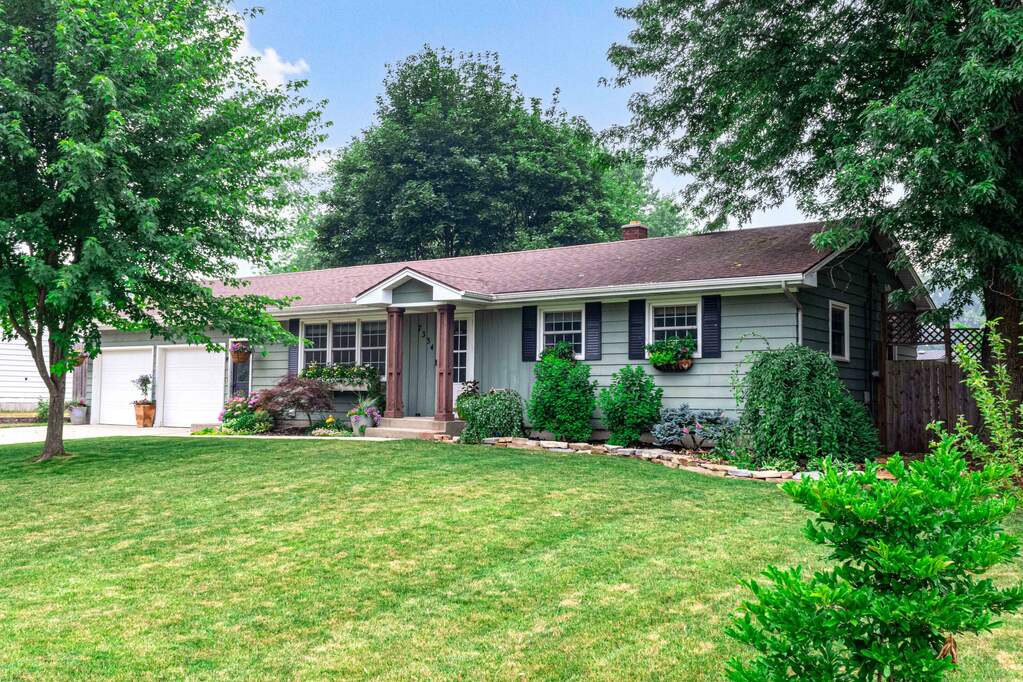7334 Glendora Avenue, Jenison, MI 49428 | MLS# 23028506 | @properties ...