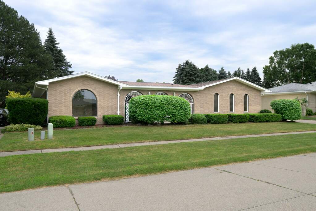 47336 Westlake Drive, Utica, MI 48315 | MLS# 24033671 | @properties SW ...
