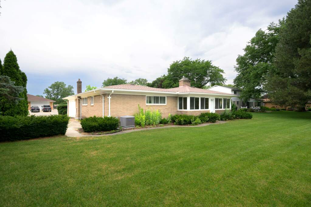 47336 Westlake Drive, Utica, MI 48315 | MLS# 24033671 | @properties SW ...