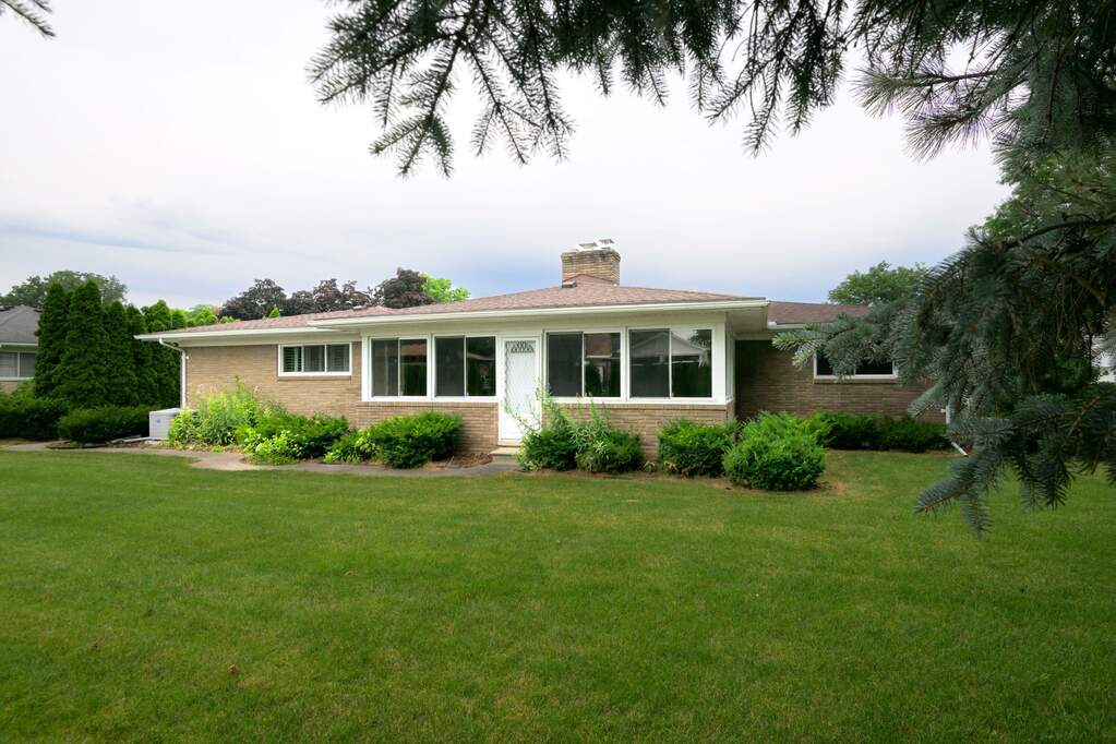 47336 Westlake Drive, Utica, MI 48315 | MLS# 24033671 | @properties SW ...