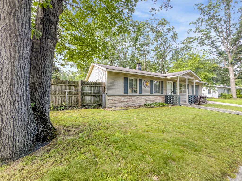 892 Oakdale Drive, Traverse City, MI 49686 | MLS# 25034444 ...