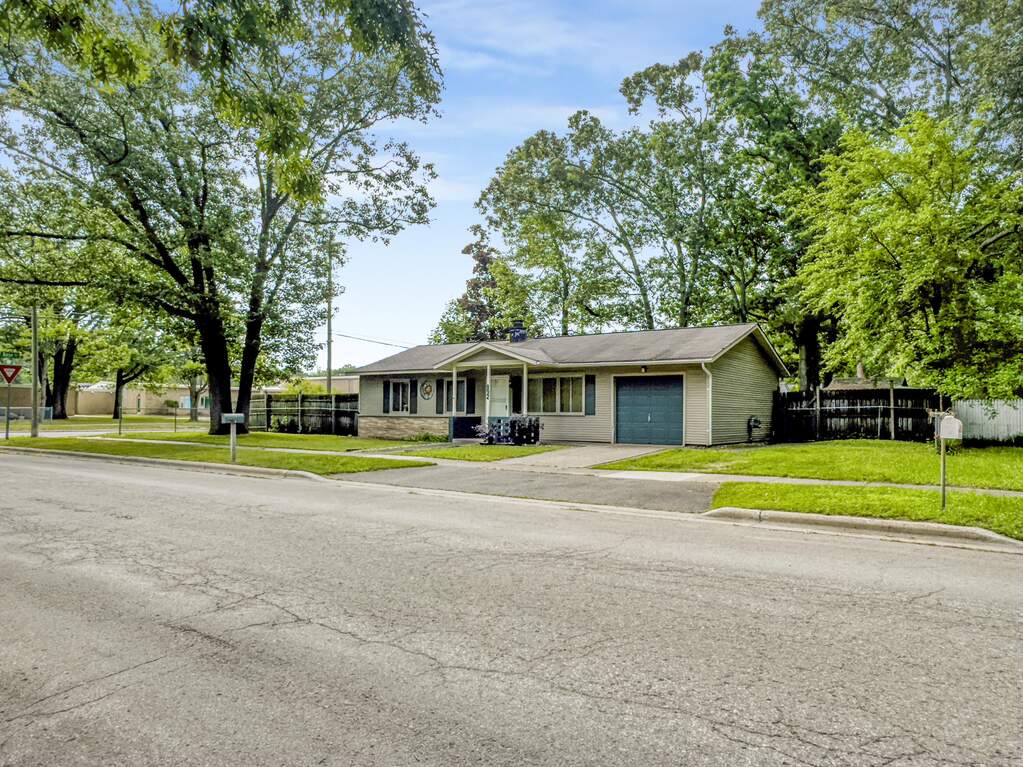 892 Oakdale Drive, Traverse City, MI 49686 | MLS# 25034444 ...