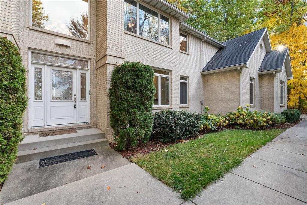 419 River Run Drive, St. Joseph, MI 49085 | MLS# 25056913 | @properties ...