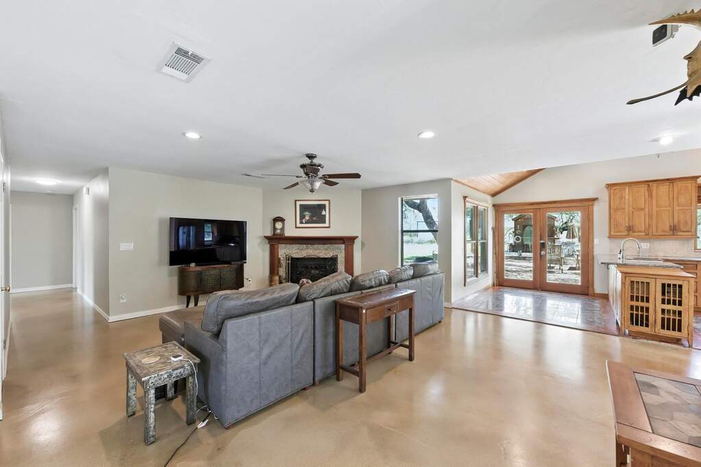 190 Carol Ann Dr, Austin, TX 78737 | MLS# 5705126 | @properties lone ...